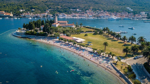 Vis Destination Guide